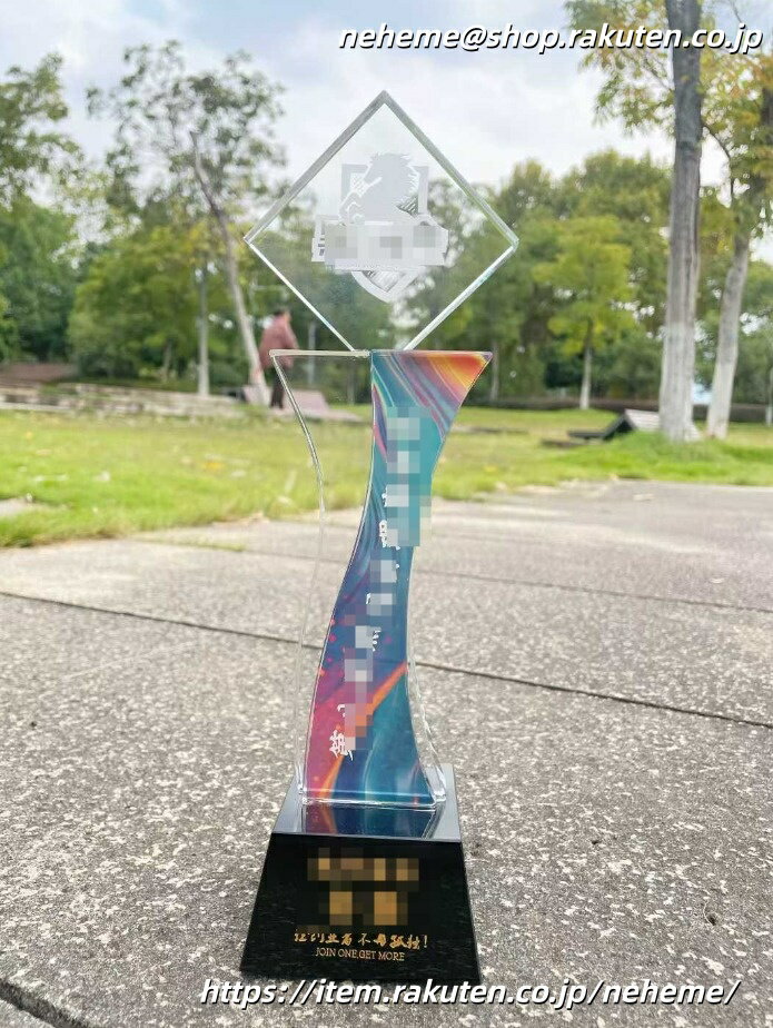 オーダーメイドトロフィー制作プロセス お客様のご要望に合わせて完全カスタマイズのクリスタルトロフィーを制作いたします 01 刻印内容のご連絡 💬 トロフィーに刻印したい内容（会社名、受賞者名、受賞理由、日付など）を当社までお...