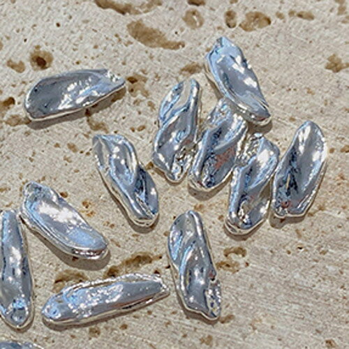 【品番・カラー】MIX シルバー様々な形のメタルパーツ、ニュアンスデザインにも合います。簡単にオシャレデザインが作れるアイテム!【内容量・備考】10P11mm×3.5mm;13mm×4mm【メール便OK】※この商品はメーカー取り寄せ商品にな...