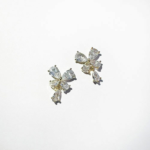 繊細で高品質なネイルパーツミスティックフレークス　ジュエリーシリーズ【カラー】ゴールド【サイズ】約16mm×11mm【内容量】2P背面カーブなし※製造ロットによって多少の色味や形状の違い、バリがある場合がございます【メール便OK】▼登録カテ...