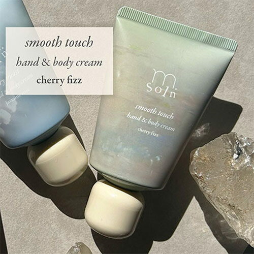 チェリーフィズバタークリームのようなテクスチャなのに、さらっとした塗り心地で全身にお使いいただけるハンド&ボディクリーム。仕上がりのベタつきが少ないため、お風呂上がりのボディケアにもおすすめです。肌にうるおいを与え、乾燥を防ぐ水溶性コラーゲ...