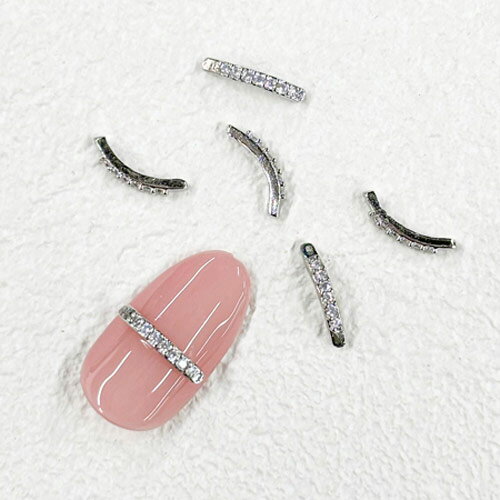 silver(シルバー)まるで爪に指輪をはめたようなリングネイルをこのパーツひとつで再現することができます。1本乗せるだけで高級感がでるワンポイントに最適なアイテムです。※背面カーブ付き5P縦1mm×横10mm×高さ1.5mm【メール便OK...