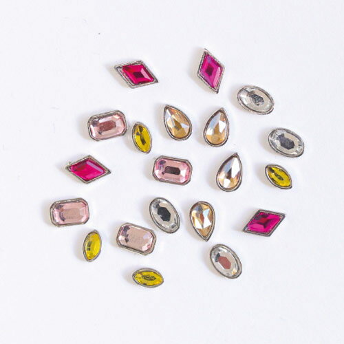 シルバー台座付きのストーンアソートです。色味も華やかで色々なアートに使えます。※ストーンのカラーはランダムです。5種×4P 合計20P(単位:mm)長方形4×6/ダイヤ型4×8/ドロップ型4×6/オーバル大4×6/オーバル大3×5【メール便...