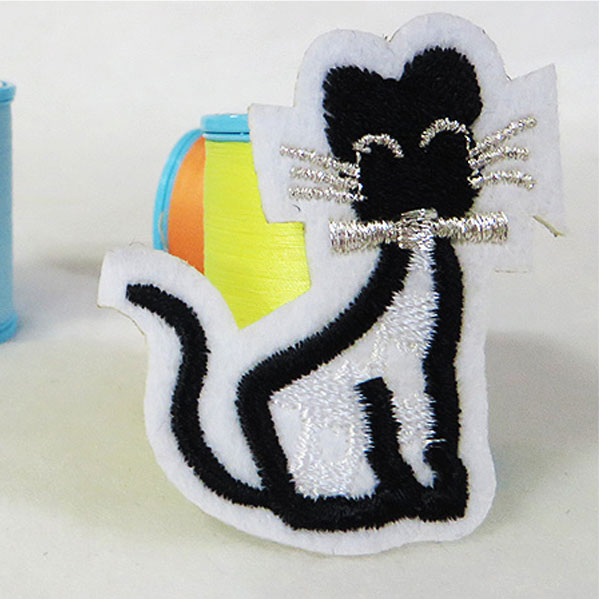 【サイズ】5.2cm x 4.5cm 【入数】 1個 【タイプ】縫い付けタイプ バッグやお洋服にワンポイント！つけるだけで楽しくオシャレな作品になります。 　この商品は当店Webサイトでも販売しております。在庫数の更新は随時行っておりますが...