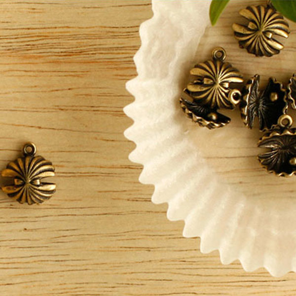 +販売サイズ：13mm×15mm×10mm +販売数：2個 立体的な真珠貝のチャームです♪中にパールが入っていてとってもリアル！レース,チャームと合わせて ネックレース,ブレスレッドなどのアクセサリーに♪ 　この商品は当店Webサイトでも販...