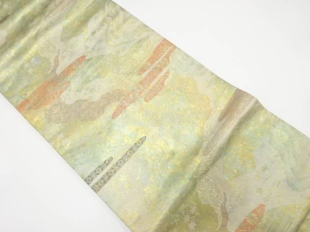 ＜名古屋帯サイズ＞（単位：cm） 太鼓部分長さ 107 太鼓部分幅 30.5 前部分長さ 240 前部分幅 15 時代 現代(1989 - ) 状態 非常によい 素材 正絹 【商品説明】 太鼓裏面、帯幅無地部分に薄アク・薄くすみがあります。...