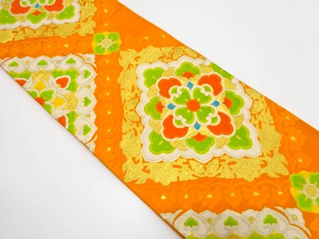 ＜帯サイズ＞（単位：cm） 長さ 420 幅 30.5 状態 非常によい 素材 正絹 色目 橙 【商品説明】 帯幅部分折れ山線に薄くすみがあります。 帯裏にくすみ・点ジミがあります。 その他、多少の薄くすみ・点くすみがあります。 状態は大変...