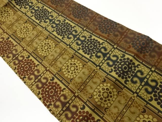 ＜名古屋帯サイズ＞（単位：cm） 太鼓部分長さ 114 太鼓部分幅 31 前部分長さ 248 前部分幅 16 時代 現代(1989 - ) 状態 非常によい 素材 正絹 色目 茶・黄土 【商品説明】 状態は大変良いです。 着用可能です。