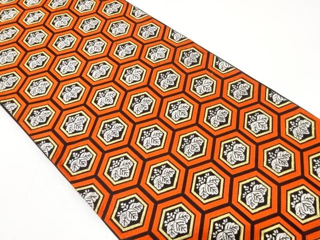 ＜帯サイズ＞（単位：cm） 長さ 428 幅 30 状態 非常によい 素材 正絹 色目 黒・朱赤 【商品説明】 両端袋とじされていません。 帯幅部分の折れ山線に薄くすみが有ります。 その他に多少の薄くすみが有ります。 状態は大変良いです。 ...