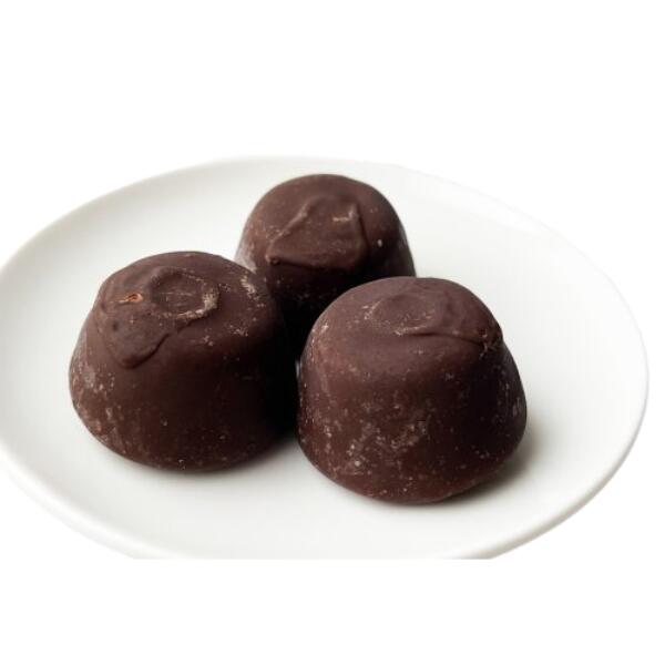 なめらかなバニラアイスをチョコレートでコーティング。 食べやすいひとくちサイズです。