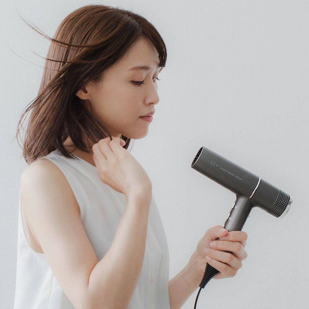 商品情報 商品名 ufv ライトヘアードライヤー スペースグレイ 内容量 1台 商品説明 サロン発想から生まれた、軽量設計のヘアドライヤーです。 毎分11万回転の高速ブラシレスモーターによる最大風速58m/秒の風で、髪をスピーディーに乾かし...