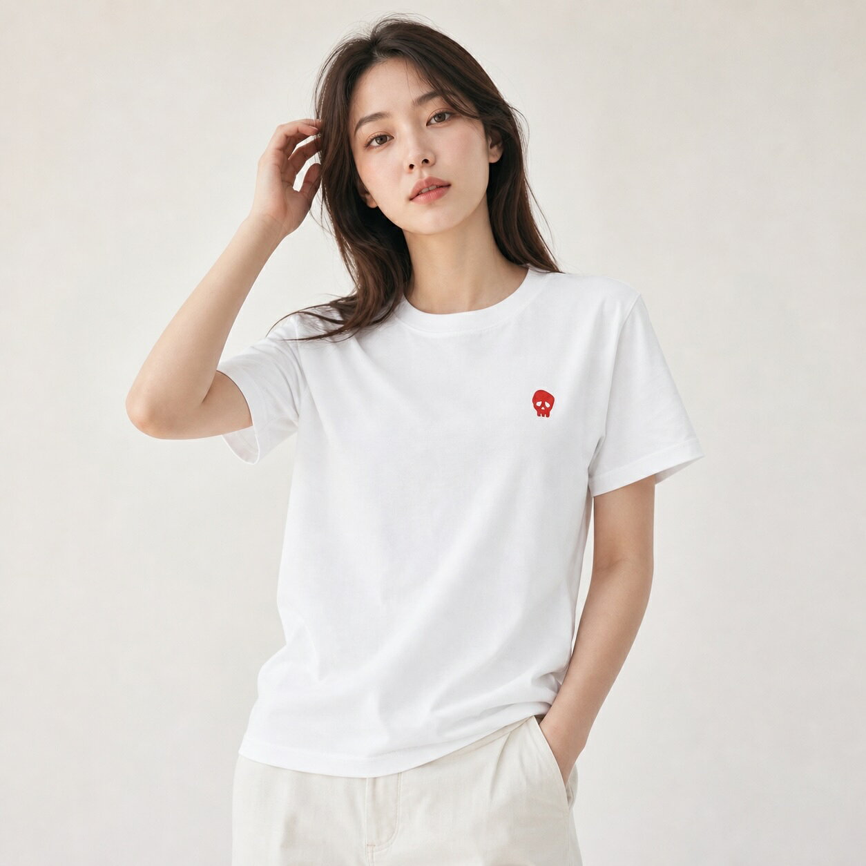 余白を楽しむ白に、ひとさじの赤。大人のワンポイントTシャツ 清潔感のあるホワイトの胸元に、小さな赤いスカルモチーフを添えたPlace D' UJI（プラスドゥウジ）のユニセックスTシャツ。シンプルな白Tシャツの合わせやすさを生かしながら、視...