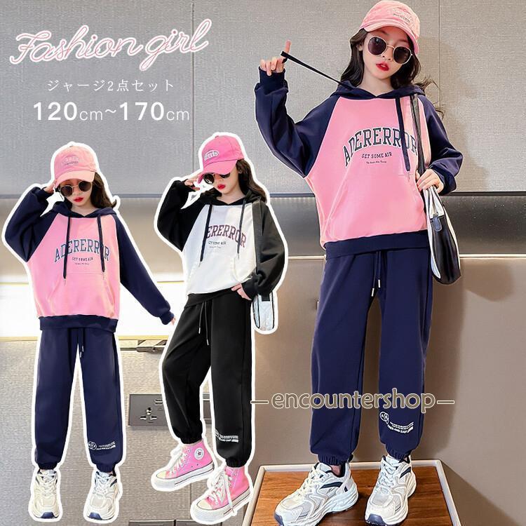 商品内容：プルオーバー+パンツの2点セットモデルの情報身長：135CM体重：24KG試着サイズ：140商品細部フード付きワンポイントロゴ刺繍大きめなマフポケットウエストゴムと紐のイージー仕様裾口リブ仕様スポーツシーンからカジュアルシーンまで...