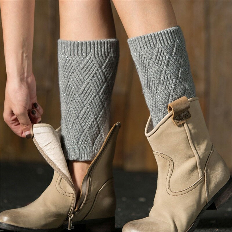 冬にかかせないあったかレッグウォーマー 適度にボリュームのあるニットで足元を暖かくします ブーツに合わせておしゃれに、お休み時の足元の冷え対策にもお使いいただけます シンプルで合わせやすい暖色系の全6カラー♪ 【素材】アクリル 【原産国】中...