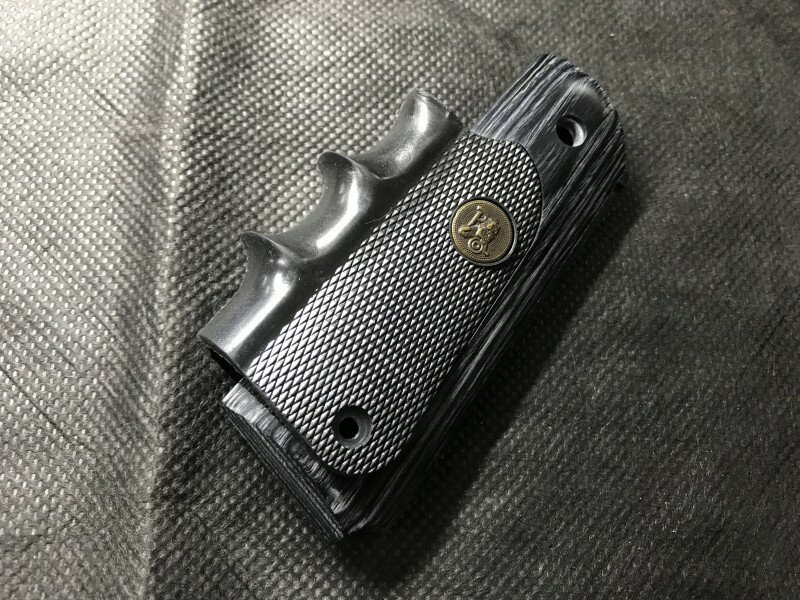 ★パックマイヤー製 実物グリップ!★ ・各社リアルサイズ ガバメント対応&nbsp; 　※取付モデルによっては穴を広げる等の加工が必要な場合がございます。 ・アンビセフティ用切り込みあり 【商品詳細】 ・品番/00433 ・材質/木製+ラバ...