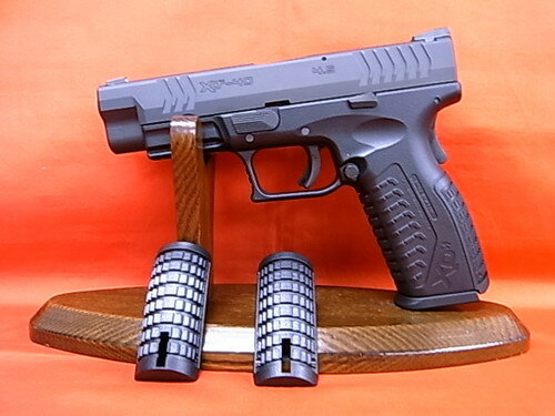 ☆抜群の性能!高評価のオススメ品です!☆・ガスガン・ガスブローバック・可変ホップアップ搭載!・直径15mm大口径ピストンカップを採用!・スライド後端にあるコッキングインジケーターを再現!・グリップバックストラップは実銃同様に交換可能。S、M...