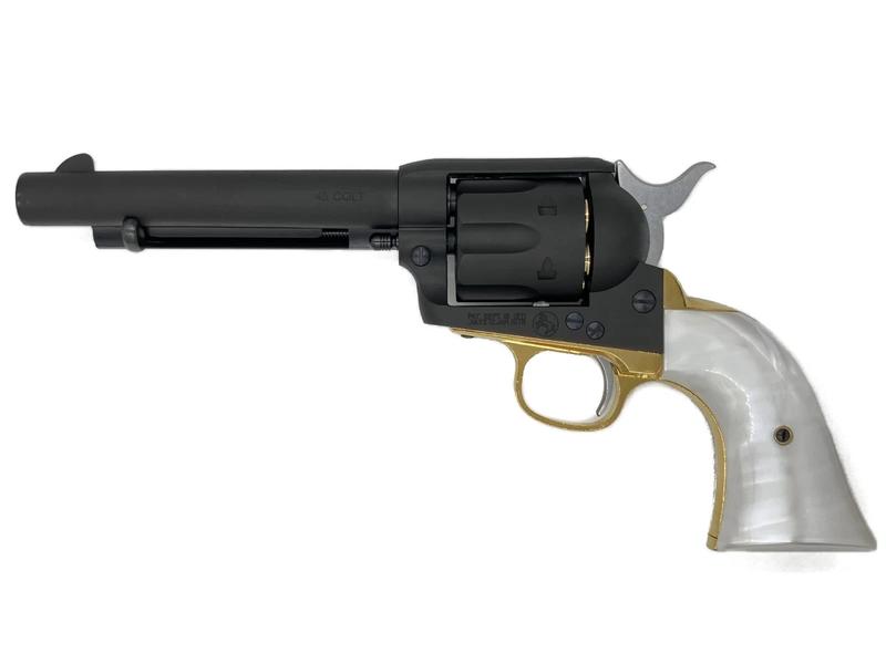 ★コルト シングルアクションアーミー Xカートリッジ ガスガン★ コルト・シングルアクション・アーミーは、1873年にアメリカ陸軍の制式拳銃として採用された「ピースメーカー（Peacemaker）」の愛称でも知られるリボルバー。 堅牢なフレ...