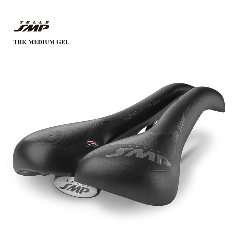 SMPを初めて導入する方におススメのモデルで最も安価なサドルです。 お求めやすい価格でSMPの機能を体感でき豊富なパッド量で長距離サイクリングも安心なTRKに 自己成形ゲルを追加。解剖学的に負荷のかかるポイントへの圧力を30％減少させるよう...
