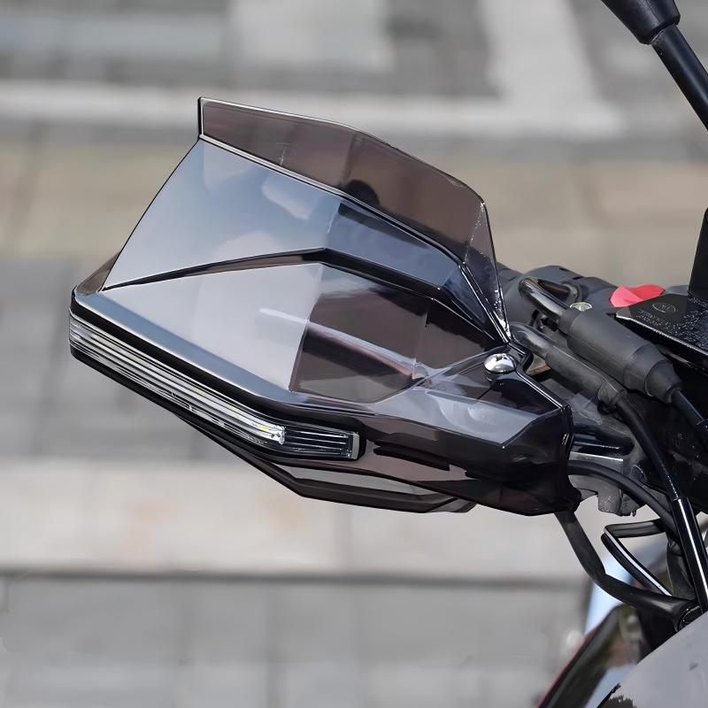 商品仕様 商品紹介 ハンドルカバー 材質 ABS+アクリル 適合車種 スズキ アドレス 125 セット内容 ハンドルカバー左右x2セット、装着用ネジx1式 ※取り付け説明書なし ※純正バーエンドと同時に取り付ける必要があります。 ご注意！下...