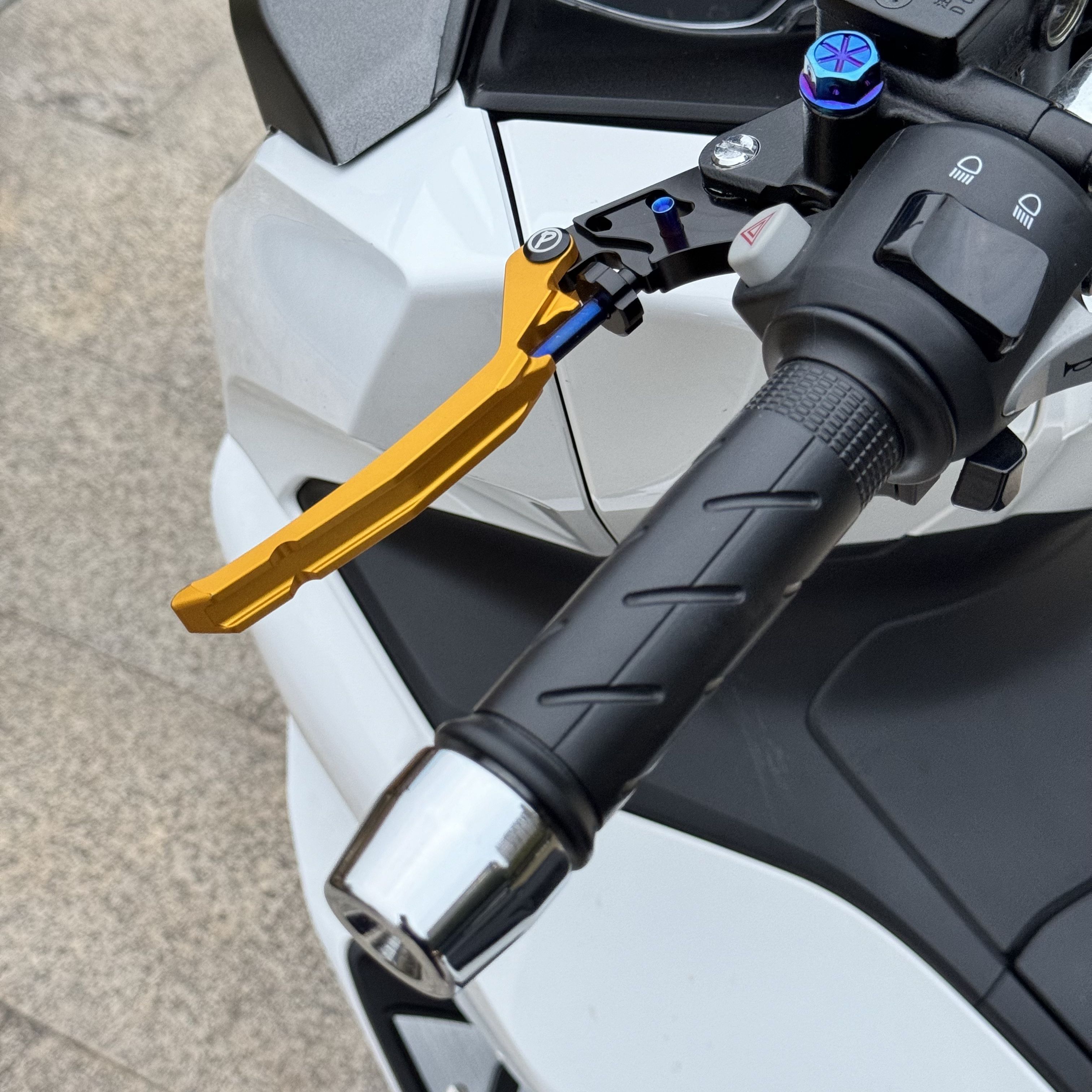 商品仕様 商品紹介 アルミ鍛造で軽量化＋高剛性 ワンタッチ駐車機構 指距調節可能、手の大きさに合わせた最適な握り心地 適合車種 PCX160 2021~2025年 商品内容 本体×1セット ※説明書は付属しておりません 納期について 本商品...