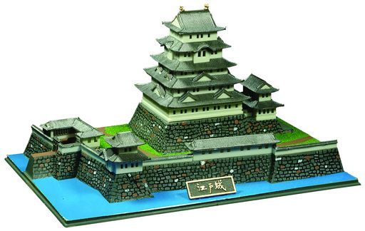 組み立て塗装が必要なプラモデル。別途、接着剤や工具、塗料等が必要。 1/700スケール未塗装プラスチック組み立てキット 完成時サイズ:175x115x93 mm 広大な大城郭の江戸城をモデル化 セット内容は説明書、石垣、城壁、屋根