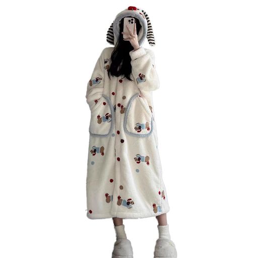 商品情報】素材:フランネル(ポリエステル100%)サイズ:フリーサイズ(推奨体重40kg-70kg)仕様:前開きタイプで、ポケット付き。ゆったりとしたサイズ感で、快適なルームウェアです。 【ふわふわ軽い!ロング丈の「着る毛布」】もこもこで可...