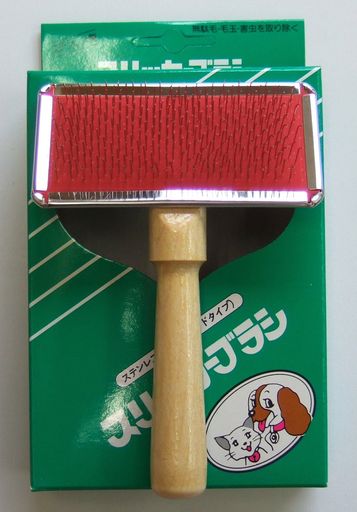 長毛、短毛、あらゆる毛並みに使用でき、犬猫いずれにも最適です。すべてのぬけ毛、無駄毛を完全に取り除くため良質の針を使用しています。毛のもつれをほぐし光沢のある毛並みに仕上げます。ブラッシングすると同時に、毛についている害虫、ほこり等も取り除...