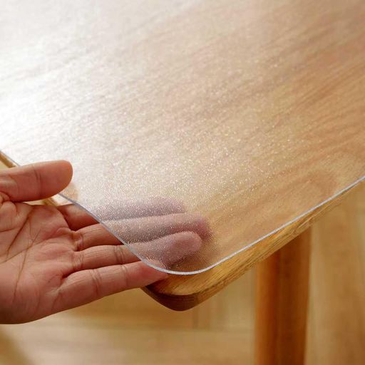 テーブルクロス透明:気泡なしPVC製テーブルマット新世代のアップグレードされたPVC素材でできており、透明性が高く、味がなく、収縮しません裏面に細かい凹凸を付けるので、どんな天板でも気泡を残らないように利用いただけます. デスクマットクリア...