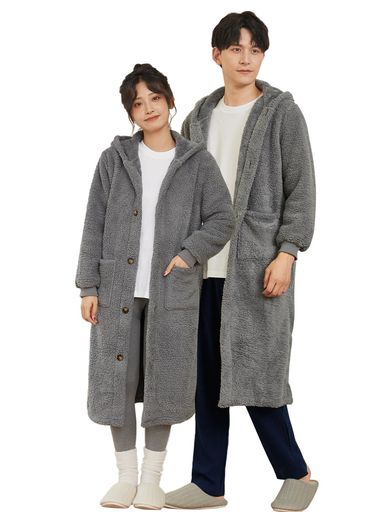 【暖ったか~男女問わず使い】フード付きで長い丈の暖かいもモコモコの着る毛布が登場しました!保温性が高く、厚みがたっぷりあり、毛布やブランケットをまとっているような暖かさです。冬の「おうち時間」に欠かせないルームウェアです。シンプルなデザイン...