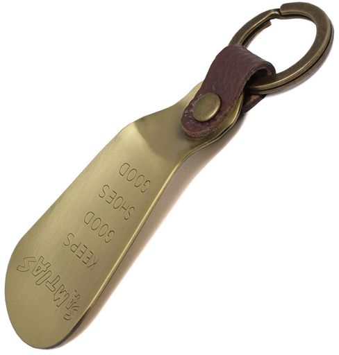 サイズ:本体/全長127mm・幅39mm、二重リング/内径25mm、素材:真鍮(Brass)革:牛革、生産:日本製 靴べら本体は、大きさとフォルムが手にしっくりと馴染む、使いやすいキーホルダータイプの靴べら。かかとに沿うなめらかなカーブ。上...