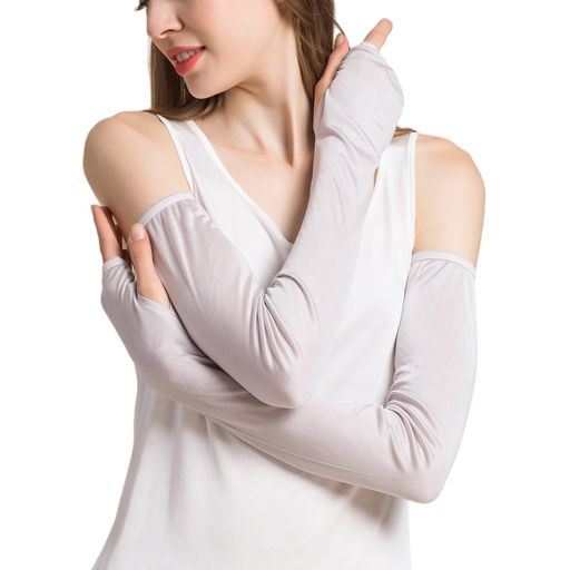 全長:53cm手首周り(ゴム付き):18cm腕周り(ゴム付き):21cm色:グレー uvカットできるひんやりシルクアームカバー「Point1」紫外線99%カット。シルクはお肌の代わりに紫外線を吸収して、お肌への紫外線透過を防ぎます。「Poi...