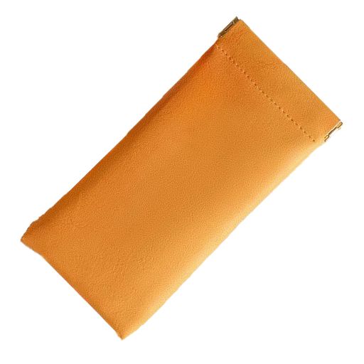 【素材について】内張りにはフワフワの厚手スエードを使用し、手に馴染む上質なPVC革素材で作られています。サングラスを守るためにウォータープルーフ加工も施されています。 【格調高いサングラスケース】このサングラスケースは、温かみのあるレザー調...