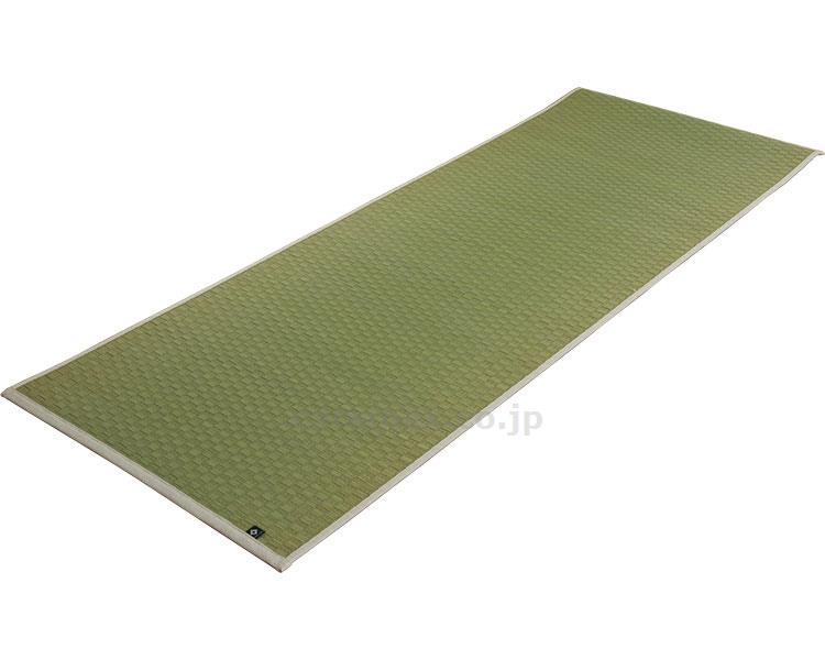 商品の仕様 ●サイズ／幅66×長さ185cm ●材質／生地：い草、裏：TPE ●生産国／日本 商品の説明 ・表面のい草の織り方も、グリップが増すような織り方で仕上げました。 ・PLAINは工夫に工夫を重ね、畳ヨガの全シリーズの中でも最もグリ...
