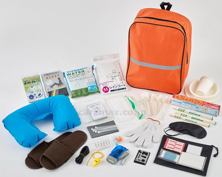 商品の仕様 ●サイズ／リュック：41×31×15cm ●重さ／約1.2kg ●セット内容／リュック、万能カッター、ホイッスル、アルミブランケット、手動式懐中電灯、軍手、ロープ（3m）、アイマスク、耳栓、ネックピロー、小物入れ、洗濯ばさみ、結...