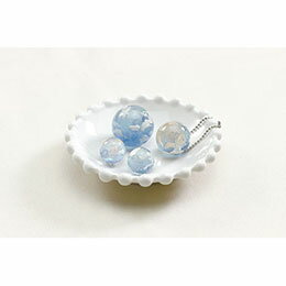 クラフト・工作レジンでつくるピカピカアクセサリークラフトキットキラキラピカピカの球体アクセサリーを作ろう!商品サイズ(単位mm):作る作品のサイズにより完成サイズは異なります。 セット内容:シリコンモールド、UVレジン25g、絵具(赤、青)...