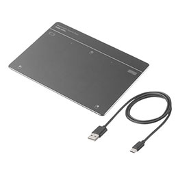 指でパソコンを操作できる、Bluetooth接続のタッチパッド。●パソコンを指でタッチ操作できるBluetooth接続対応のタッチパッドです。 ●1本指から4本指までの操作に対応し、14種類のジェスチャー機能が使用でき作業効率がアップします...