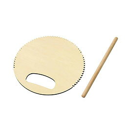 縁をギロとしても使えるベニヤ太鼓。縁をギロとしても使えるベニヤ太鼓。 油性ペンなどでイラストも描けるセット内容 : ベニヤ太鼓、バチ 商品サイズ : 太鼓…φ218×4mm、バチ…250×φ12mm 材質 : ポプラベニヤ、ヒメツバキ(ばち...