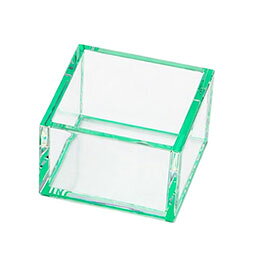 ミニクリア桝 (約4.9×4.9×H4.1cm) 緑裏側の色のラインが乱反射して、立体的な色の演出をする、アクリルのミニ枡です。 話題性がありますので、ホームパーティー時の冷酒などの酒器に、オードブルやスイーツなどの器にお勧めです。 変形・...