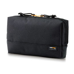 摩耗、引き裂き、すり切れに強いCORDURA(R)1000Dナイロンを採用。 ACアダプタやマウスなどの大きいガジェットも収納でき、高い質感と耐久性を兼ね備えたCORDURA(R)ガジェットポーチ。