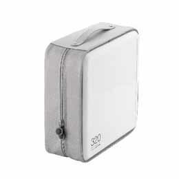 縦にも横にも自立するスクエアデザイン。CD/DVDをスタイリッシュに収納できるCD/DVDファスナーケース。