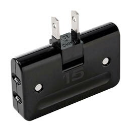 コンセントからの電源を3分配できる。トラッキング火災予防絶縁キャップ付き。