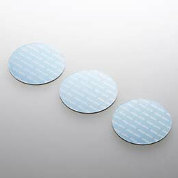 小さくて軽い。機器に貼るだけで強力放熱。