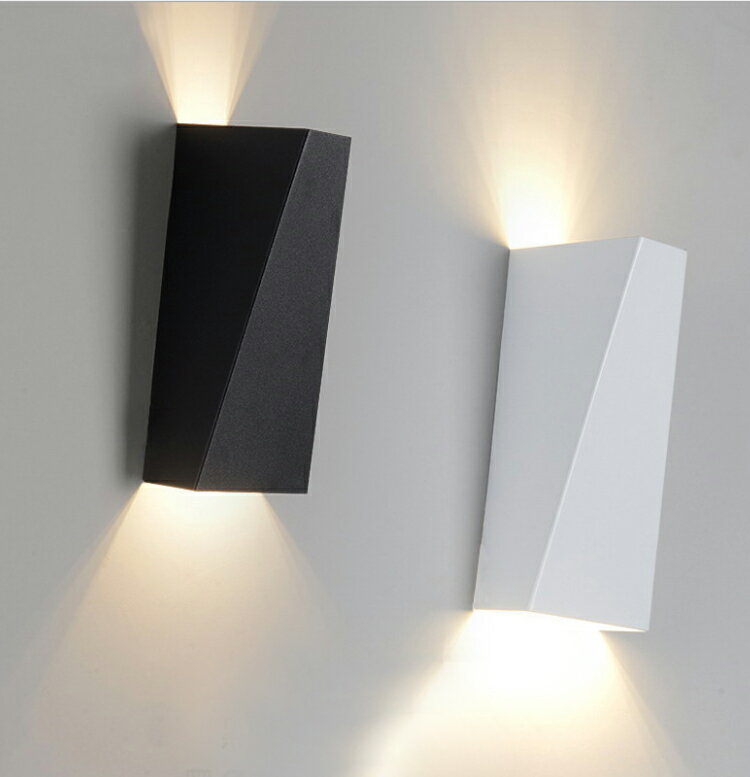 玄関や門灯に取り入れれば、さらにセンスアップできるはずです。 玄関先などを、おしゃれでクラシカルな雰囲気に一変してくれます。 シンプルなインテリアはもちろん、北欧風やレトロ感のある場所にも。 重厚な存在感とノスタルジックな雰囲気が魅力です。...