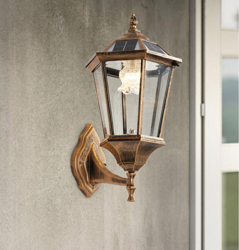 ソーラーライト LED 壁掛け照明 ブラケットライト 夜間自動点灯 ソーラー照明 レトロ ガラス 屋外照明 おしゃれ ポーチライト 壁付け 門灯 防雨 外灯 門柱灯 庭園灯 照明 照明器具 LED 玄関や門灯に取り入れれば、さらにセンスアッ...