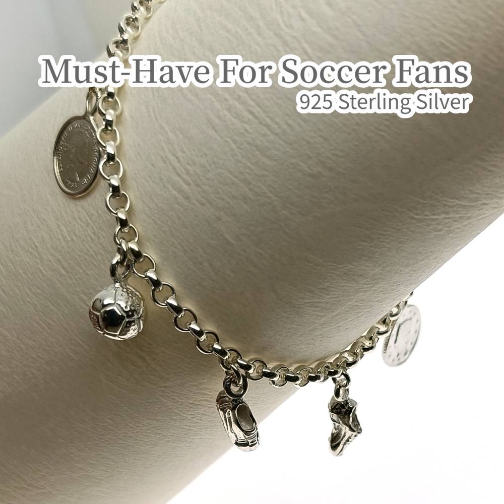 全長18センチの女性用ブレスレットに、サッカーシューズ、サッカーボール そして銀貨のチャームをセットしました。 銀貨は欧米では幸運のお守りとして用いられていることが知られています。 このブレスレットには精巧に作られた銀貨のミニチュアを2個お...
