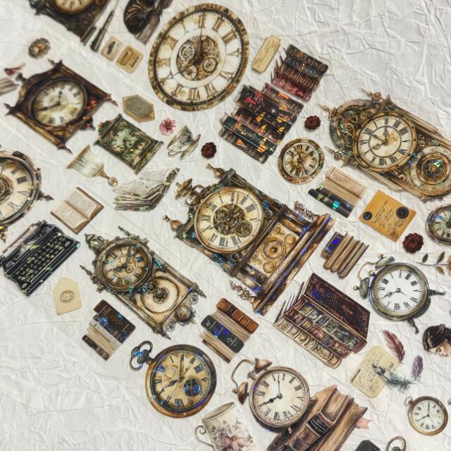 QYマステ2025・1月新作☆Time Piece は、ハンドメイドやコラージュに最適なマスキングテープです。幅6cm、長さ5mの貝殻光素材で、繊細なデザインが施されています。このテープは、手作り作品に温かみと個性を加えるための理想的な素材...