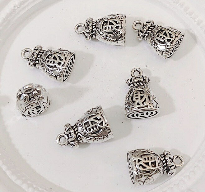 ★商品番号：byk329 ★素材：合金 ★サイズ：縦約15mmX横約9.5mm ★色：銀古美 ★内容：1個入り ★ご覧いただき、誠にありがとうございます。 ※当店のパーツ製品は全て海外仕入製品となります。 【海外製品ご購入時の重要な注意事項...