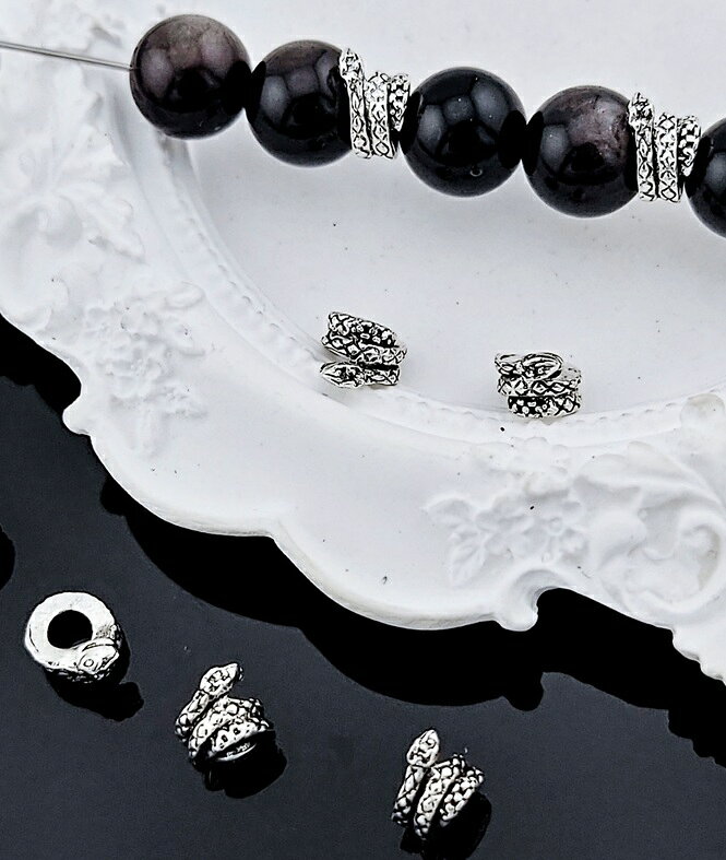 ★商品番号：byk500 ★素材：合金 ★サイズ：縦約5mmX横約9.3mm 穴サイズ約3.5mm ★色：銀古美 ★内容：1個入り ★ご覧いただき、誠にありがとうございます。 ※当店のパーツ製品は全て海外仕入製品となります。 【海外製品ご購...