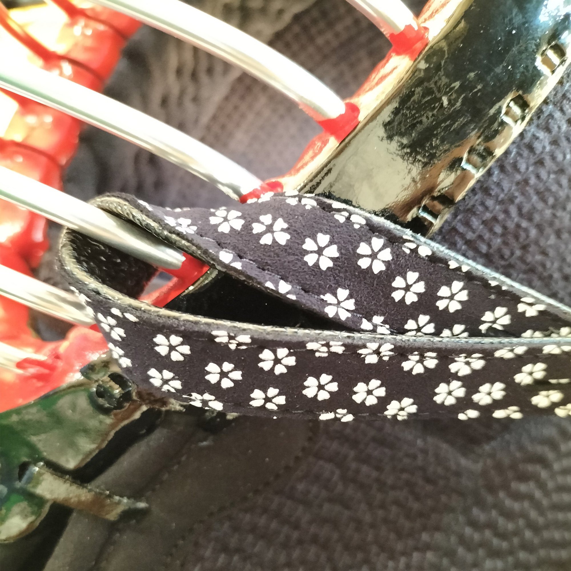 リバーシブル和風柄面乳革ちょっとしたオシャレに※中体連では柄物は禁止されていますので裏面でご使用してください。幅×2cm／長さ×23cm