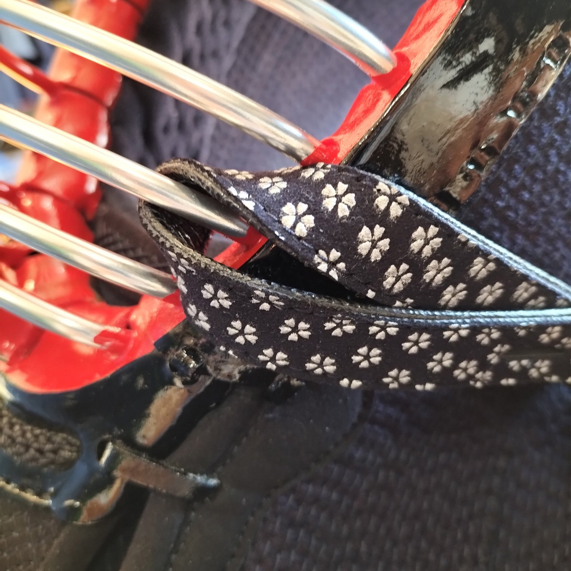 リバーシブル和風柄面乳革ちょっとしたオシャレに※中体連では柄物は禁止されていますので裏面でご使用してください。幅×2cm／長さ×23cm