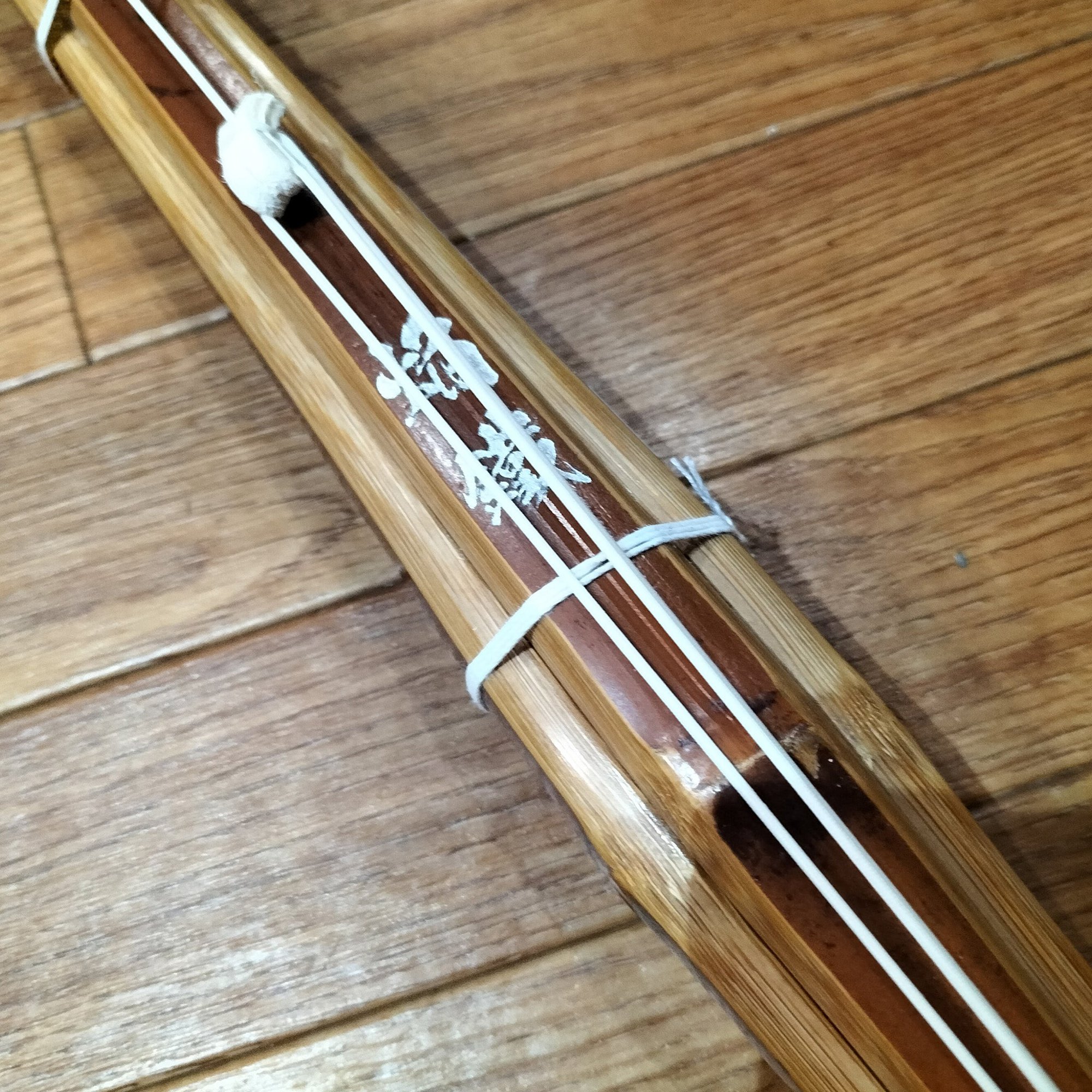 焔黒鋼（銀）燻煙古刀古刀型竹刀の一番丈夫な部分を燻し、竹の繊維は自然のままに従来の柔軟さを残す加工作り燻煙された竹を削ってバランスの良い竹刀に仕上がっています。燻煙することによって従来の竹刀より丈夫になり、ささくれなどがしにくくなっています...